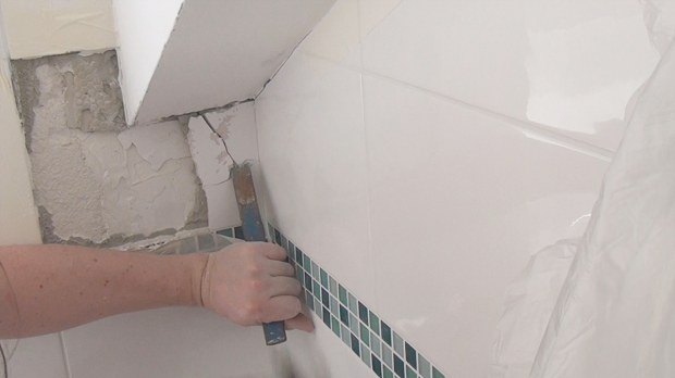 Einzelne Fliesen austauschen - Anleitung und Tipps vom Fliesenleger | Fliesen legen @ diybook.ch